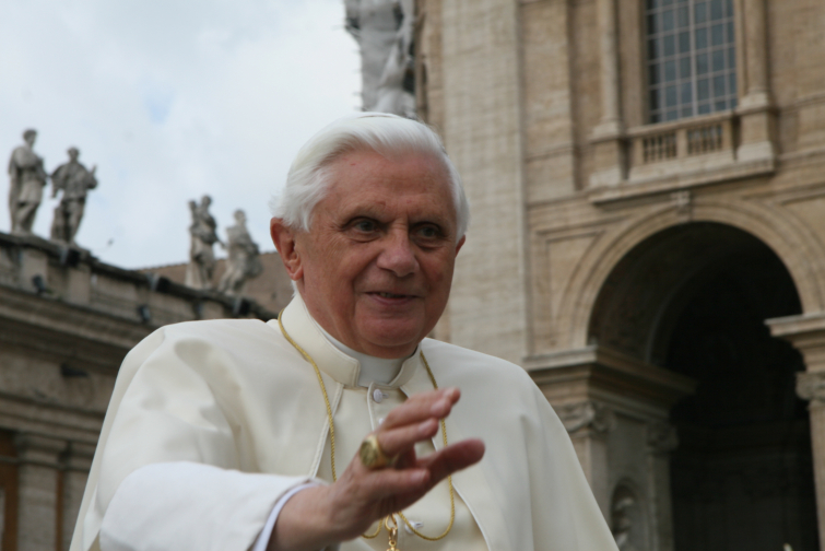 Tienduizenden in de rij voor opgebaarde Benedictus XVI - Cvandaag.nl
