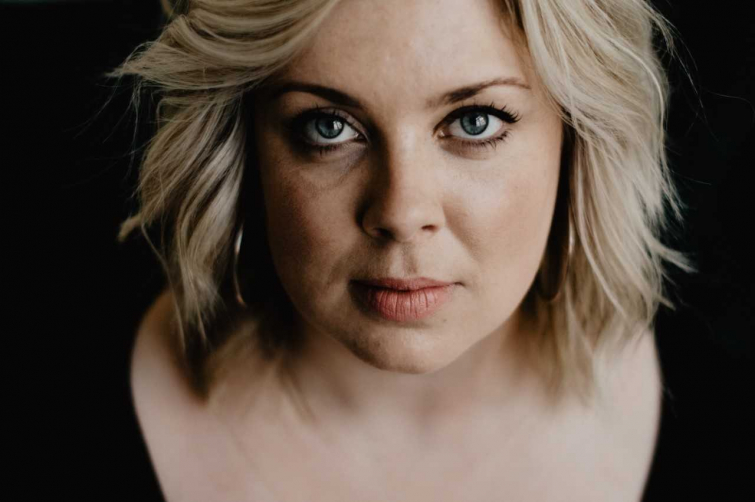 Helena Maria geeft theaterconcert in Ede: kracht en kwetsbaarheid ...