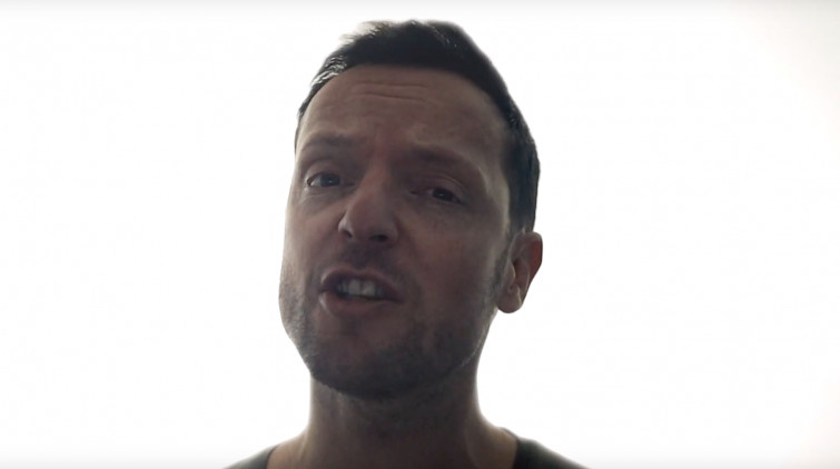 William Wixley houdt het niet meer en zingt het uit naar God - Cvandaag.nl