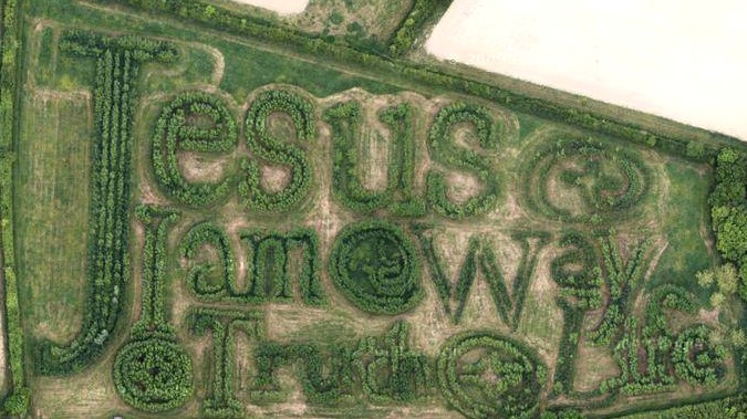 Christelijke boer plant doolhof met Bijbelse boodschap - Cvandaag.nl