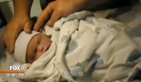 Bijzonder herdenkingsbankje voor doodgeboren baby - cvandaag.nl