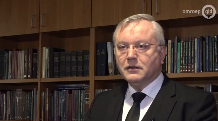 Ds. A. Schot wijst kerstmusical af en verspreidt flyer - Cvandaag.nl