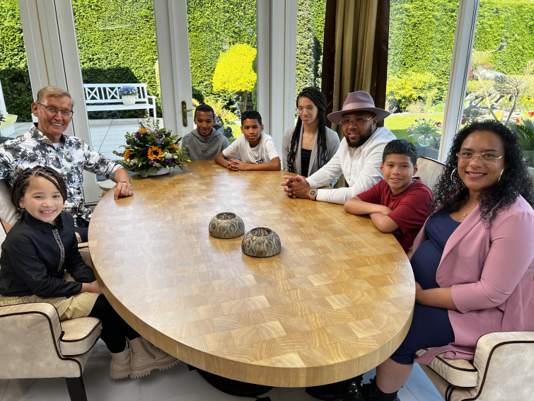 Jay López en zijn gezin aanstaande zondag te gast bij Hour of Power ...