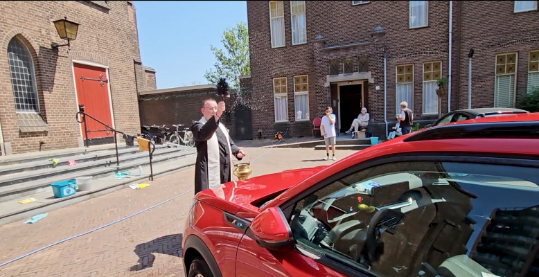 Pastor Sander Verschuur doopt en zegent auto's bij wasstraat - Cvandaag.nl
