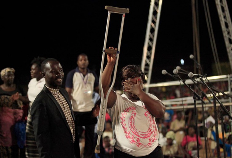 David de Vos: "Kreupelen dansten met hun krukken op het podium ...