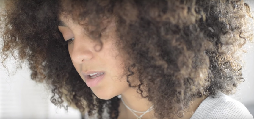 Aanbid God met dit mooie lied van Amy Maria - Cvandaag.nl