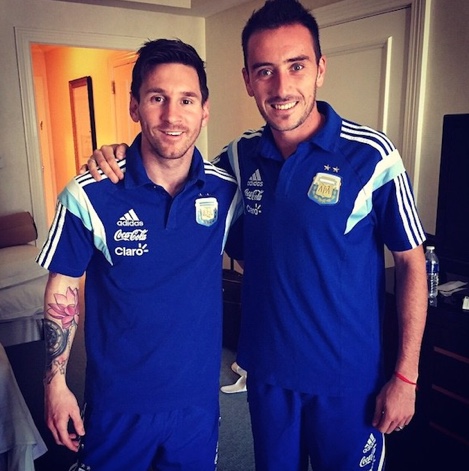 Messi zet kruis op zijn arm - cvandaag.nl