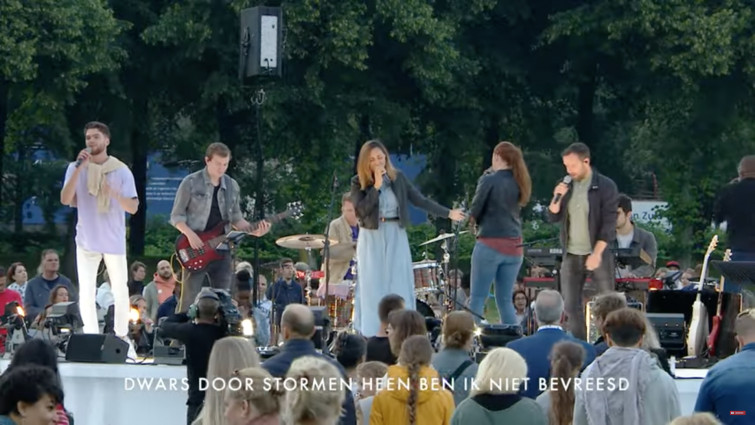 Prachtig 'Uw trouw' door het Adem Project op het Malieveld in Den Haag ...