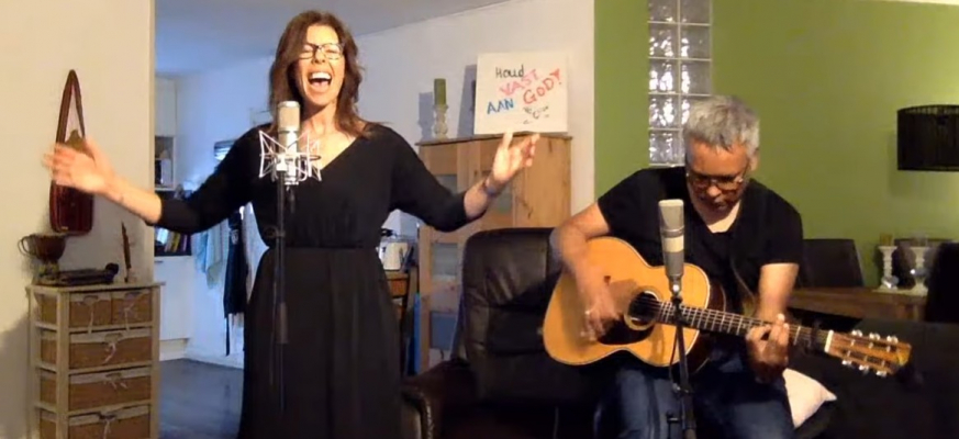 Terugkijken: het huiskamerconcert van Reni en Elisa - cvandaag.nl