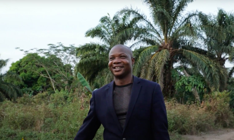 Voorganger Taki vertaalt de Bijbel in het Dhongo - cvandaag.nl