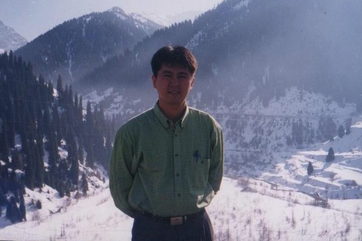 Alimjan mag eens per maand met zijn gezin bellen - Cvandaag.nl