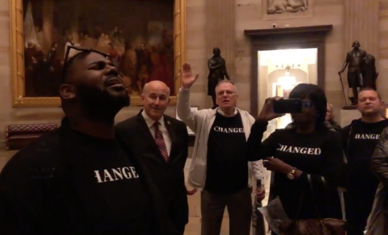 Worship leader Edward Byrd gaat viral: 'Nothing but the Blood' in ...
