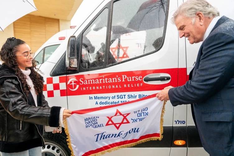 Organisatie Franklink Graham schenkt ambulances met namen van omgekomen ...