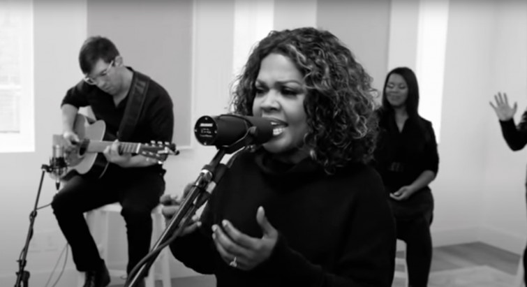 CeCe Winans zingt op intieme en kwetsbare wijze 'Believe For It ...