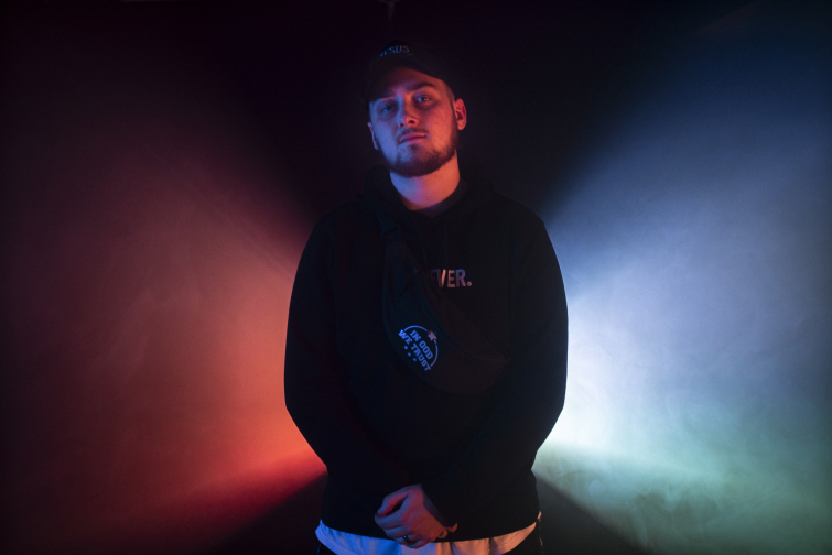 Rapper MCLA brengt debuutalbum uit: "Ik doe niet met ze mee" - Cvandaag.nl